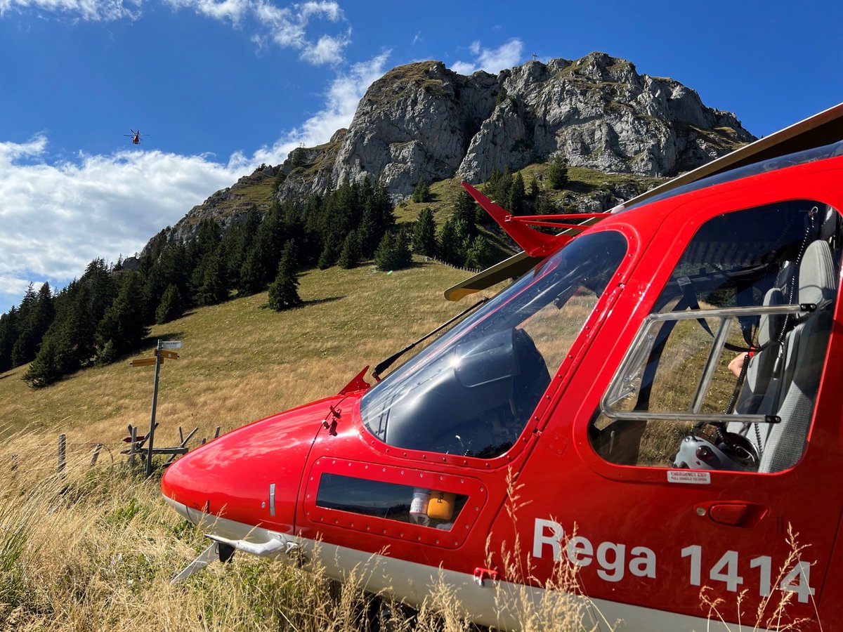 Deux hélicoptères de la Rega pour une mission avec treuillage à la Dent ...