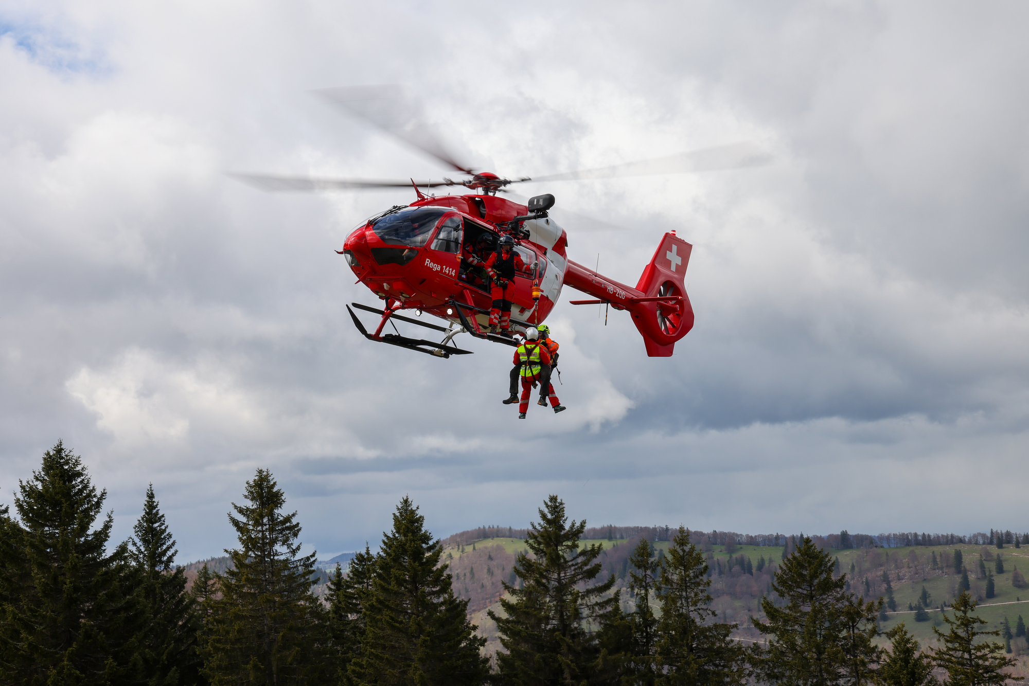 Einsatz mit der Rettungswinde am Uetliberg (ZH) | Guardia aerea svizzera di soccorso Rega